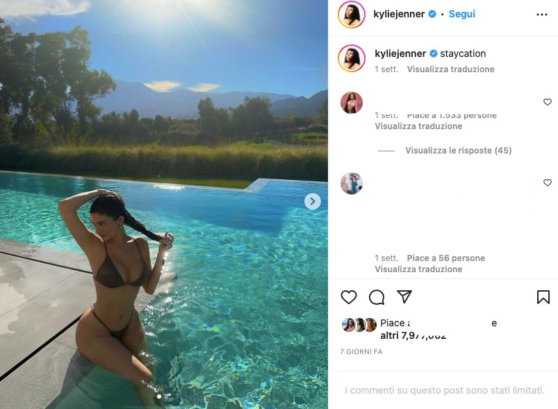 Kylie Jenner si rilassa a bordo piscina con il micro bikini! (FOTO)